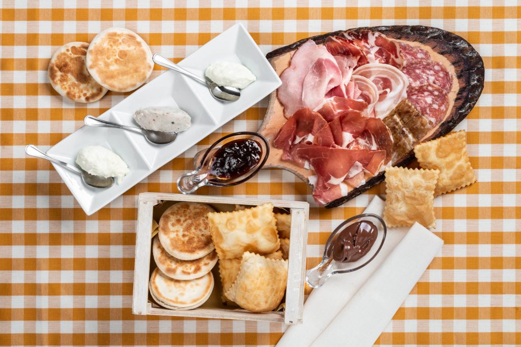 Gnocco e Tigelle Modena: tradizione all'Osteria del Tortellino